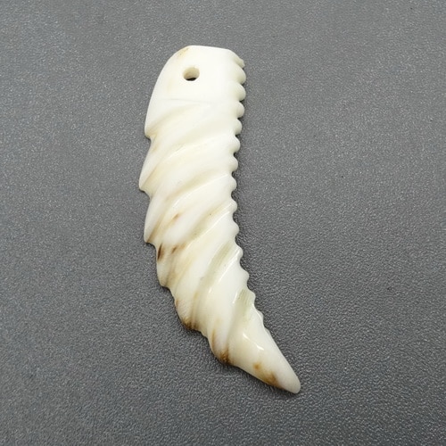 Azimat Bentuk Taring Putih Pantai Selatan - Pusaka Dunia