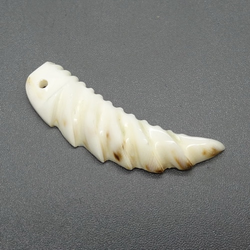 Azimat Bentuk Taring Putih Pantai Selatan - Pusaka Dunia