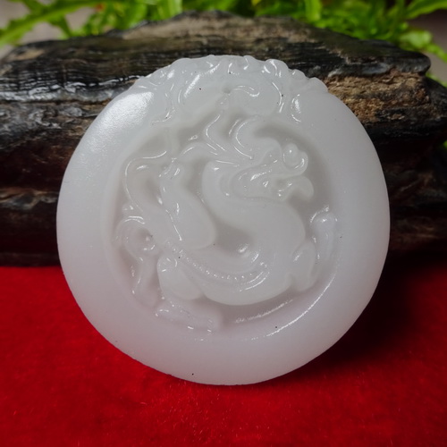 Liontin Giok Putih Ukir Naga - Pusaka Dunia