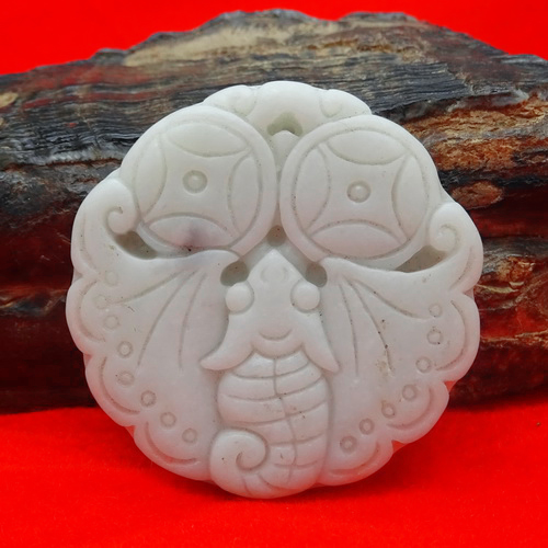 Liontin Batu Giok Ukir Kupu-Kupu - Pusaka Dunia