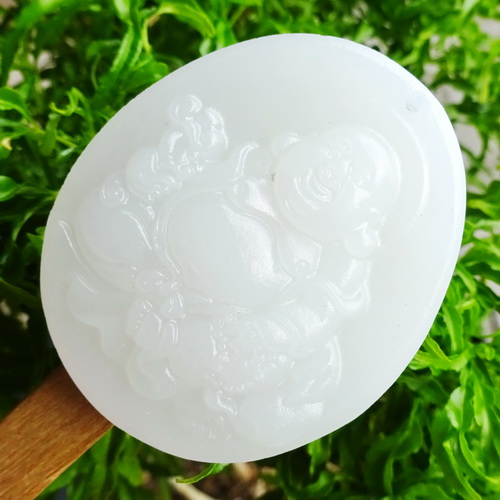 Liontin Giok Putih Budha Tertawa - Pusaka Dunia