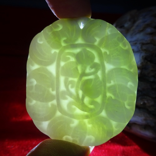 Liontin Giok Putih Ukir Setangkai Bunga - Pusaka Dunia