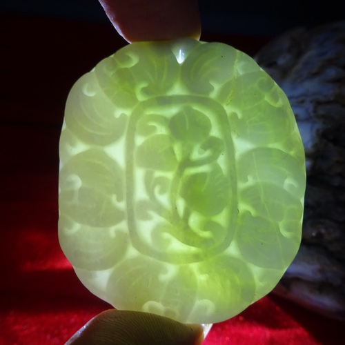 Liontin Giok Putih Ukir Setangkai Bunga - Pusaka Dunia