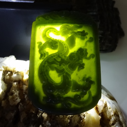 Liontin Giok Hijau Ukir Naga Liong - Pusaka Dunia