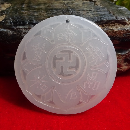 Liontin Giok Putih Ukir Swastika - Pusaka Dunia