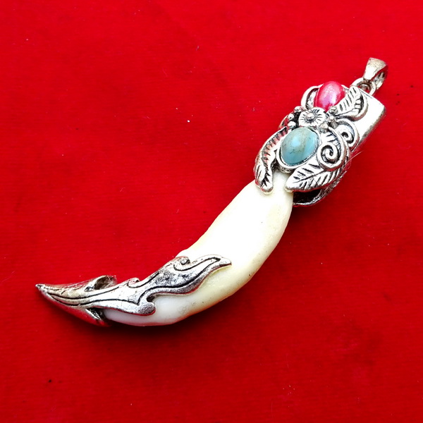 Pusaka Azimat Taring Macan Putih - Pusaka Dunia