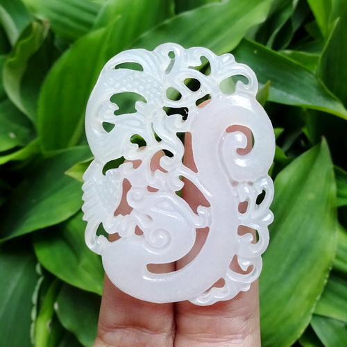 Liontin Giok Ukir Indah Asli Bersertifikat - Pusaka Dunia