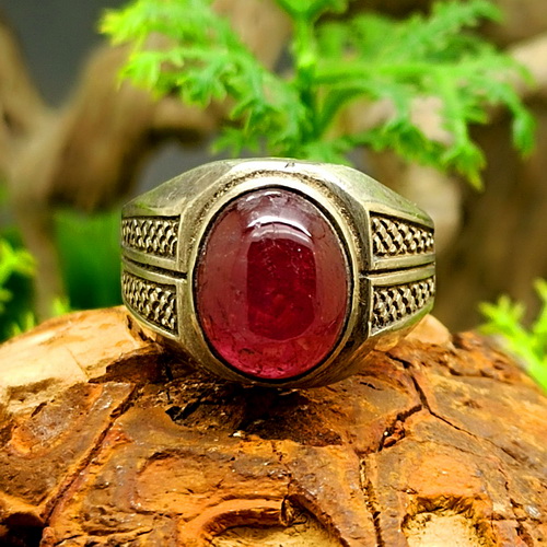 Cincin Merah Delima Penarikan Alam Gaib - Pusaka Dunia